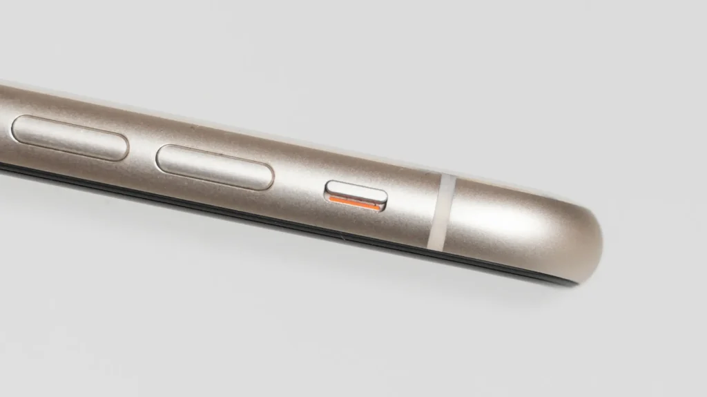 16年静音键Bye了？iPhone 15 Pro设计细节曝光：或将采用连体音量键+按压式静音键！ - TechNave 中文版